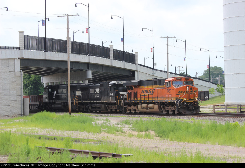 BNSF / NS Lash Up On The LAC-NYC